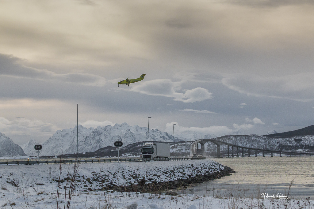 Stokmarknes una ciudad en un invierno nevado isla de Hadsel ...
