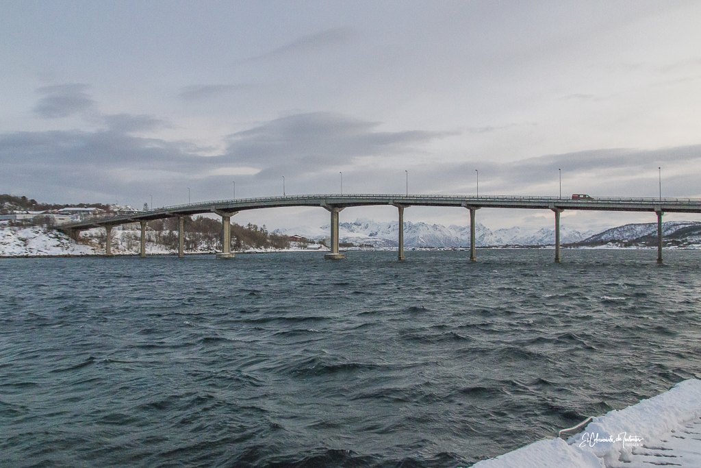 Stokmarknes una ciudad en un invierno nevado isla de Hadsel ...