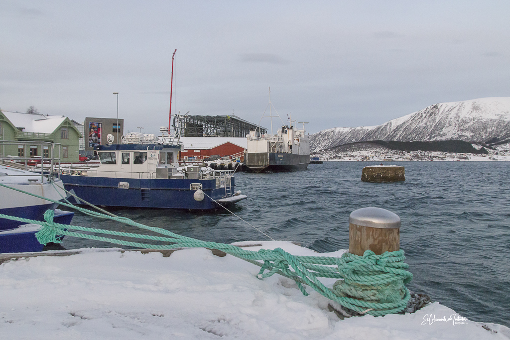 Stokmarknes una ciudad en un invierno nevado isla de Hadsel ...
