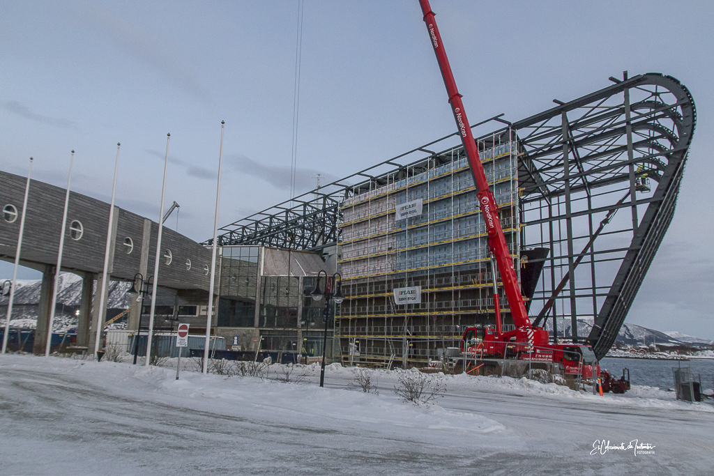 Stokmarknes una ciudad en un invierno nevado isla de Hadsel ...