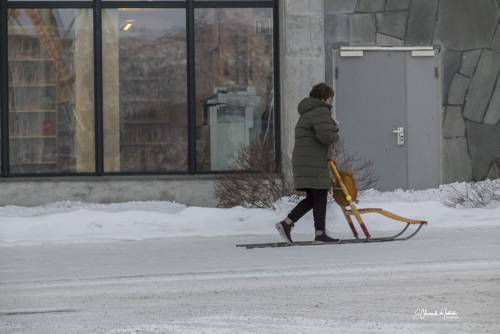 Stokmarknes una ciudad en un invierno nevado isla de Hadsel ...