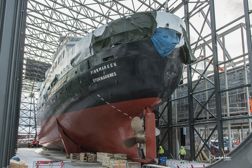 Stokmarknes una ciudad en un invierno nevado isla de Hadsel ...