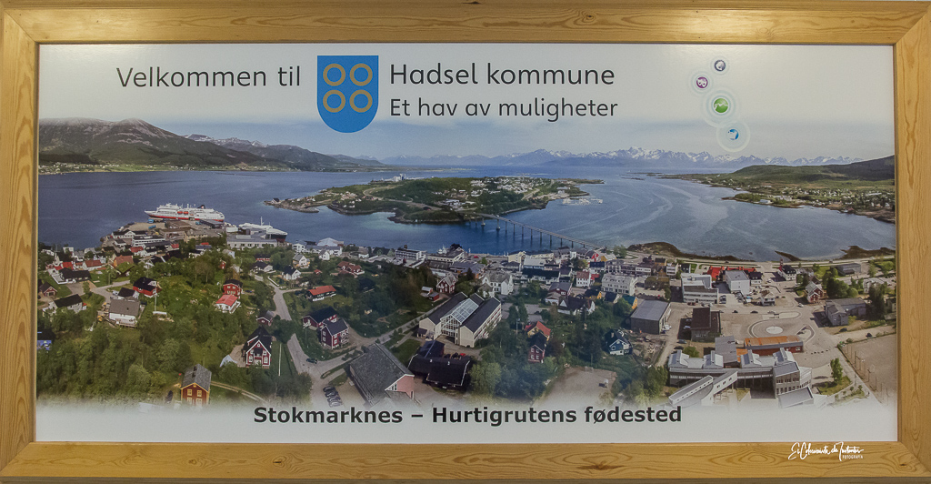 Stokmarknes una ciudad en un invierno nevado isla de Hadsel ...