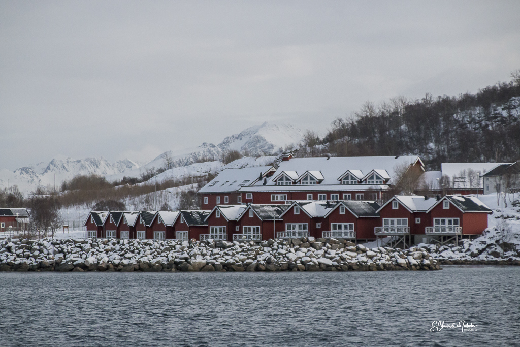 Stokmarknes una ciudad en un invierno nevado isla de Hadsel ...