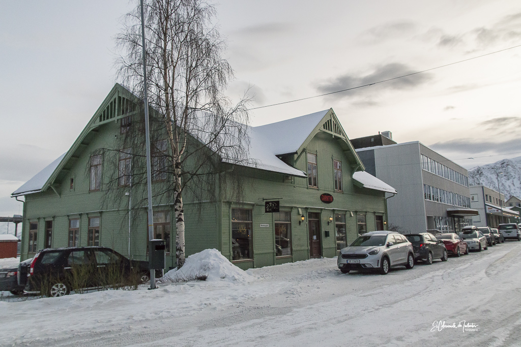 Stokmarknes una ciudad en un invierno nevado isla de Hadsel ...