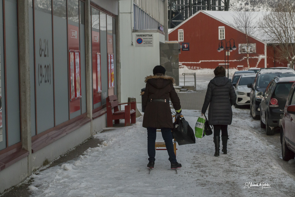 Stokmarknes una ciudad en un invierno nevado isla de Hadsel ...