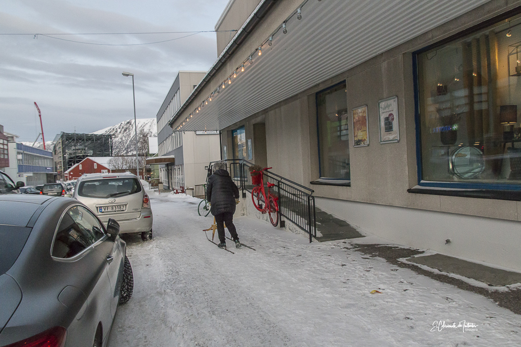 Stokmarknes una ciudad en un invierno nevado isla de Hadsel ...