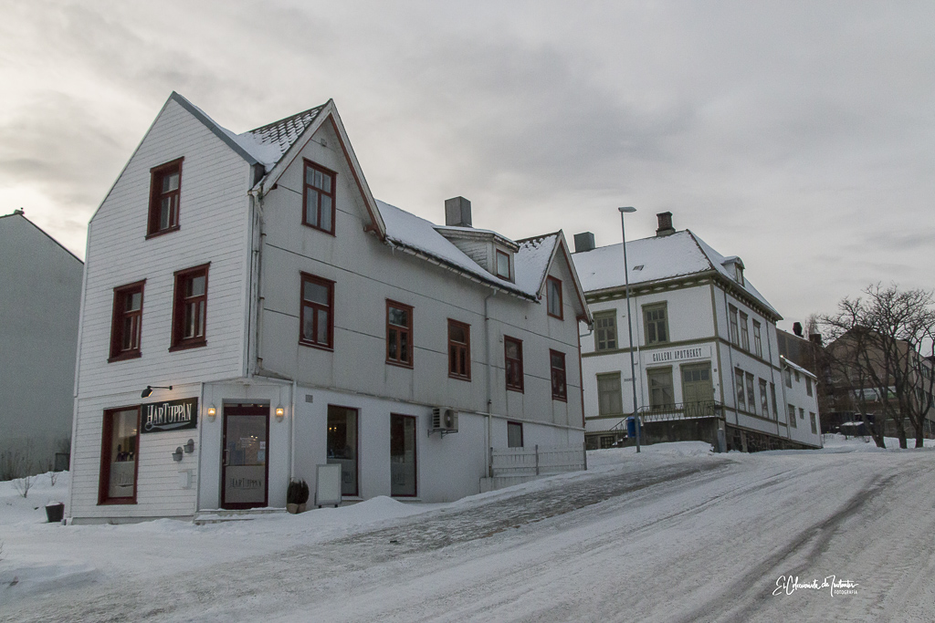 Stokmarknes una ciudad en un invierno nevado isla de Hadsel ...