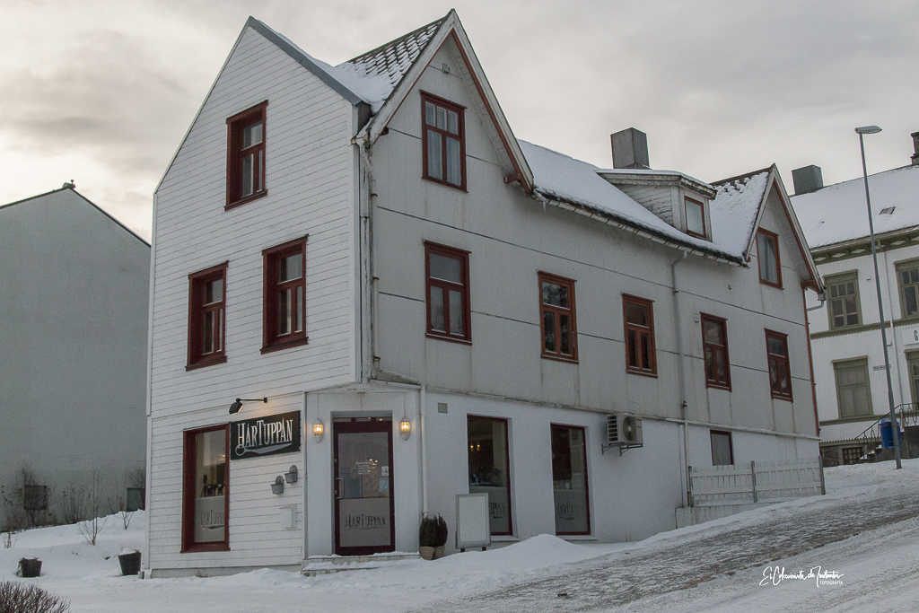 Stokmarknes una ciudad en un invierno nevado isla de Hadsel ...