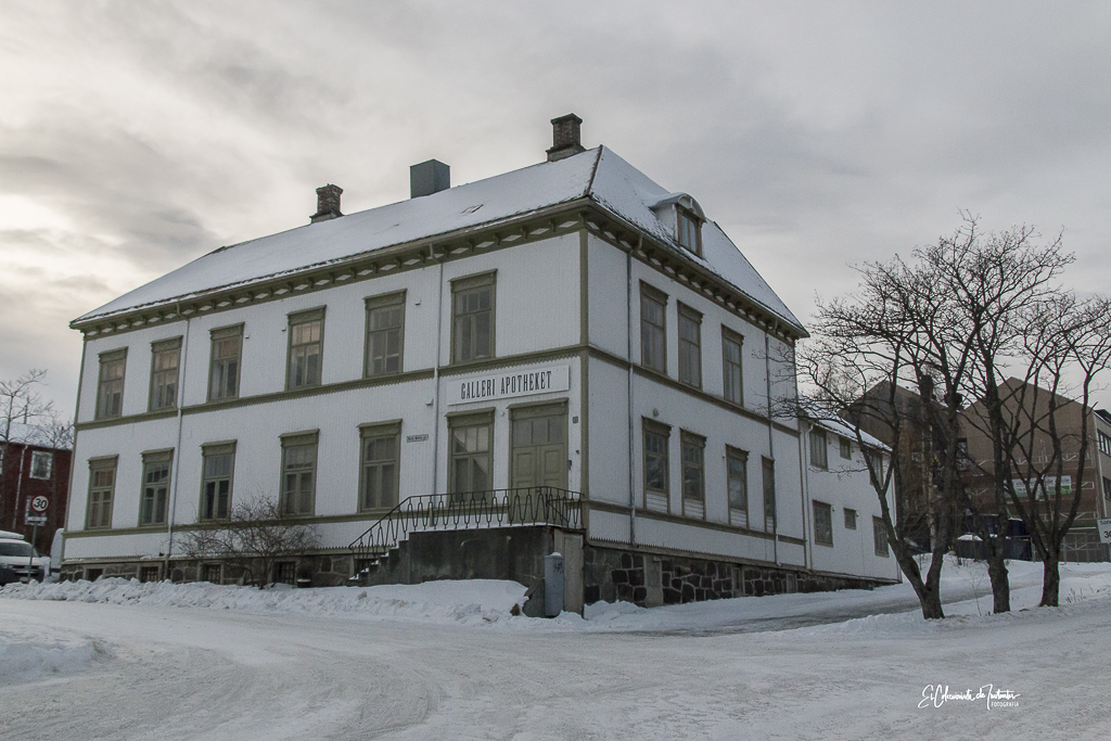 Stokmarknes una ciudad en un invierno nevado isla de Hadsel ...