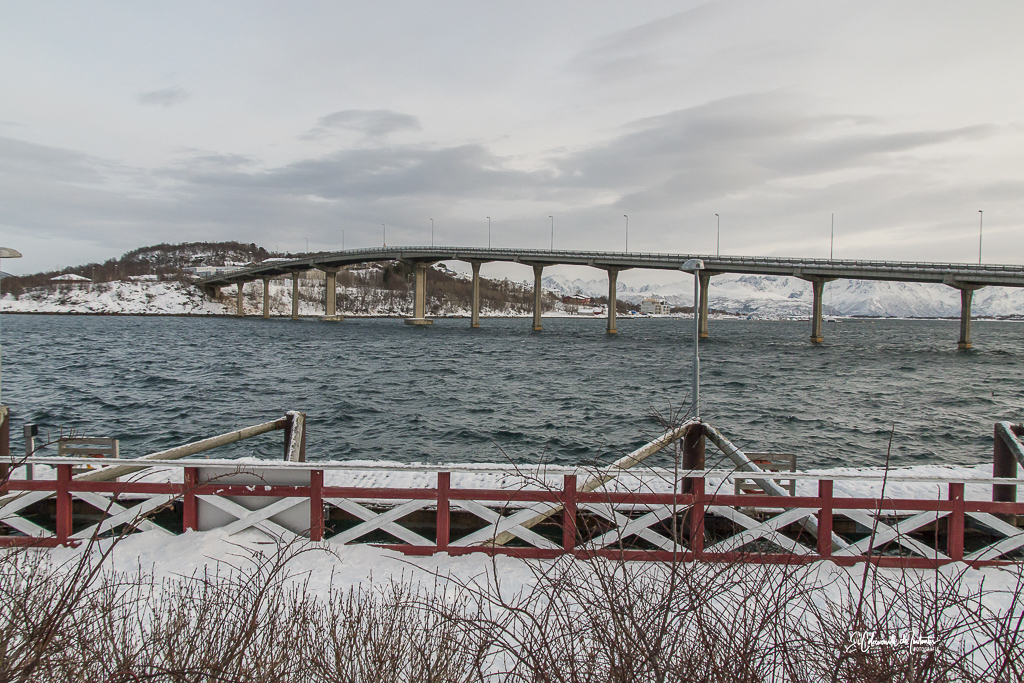 Stokmarknes una ciudad en un invierno nevado isla de Hadsel ...