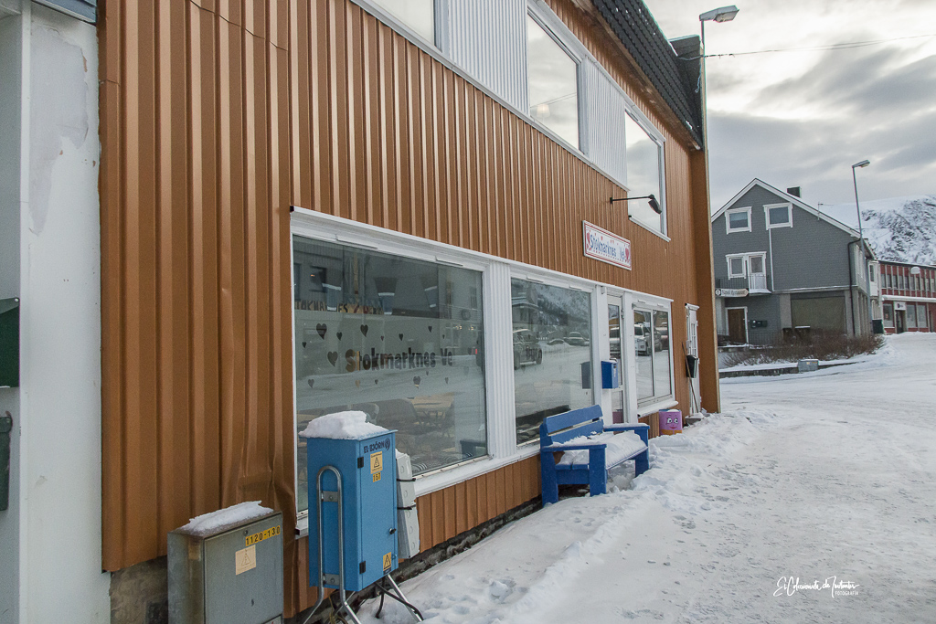 Stokmarknes una ciudad en un invierno nevado isla de Hadsel ...