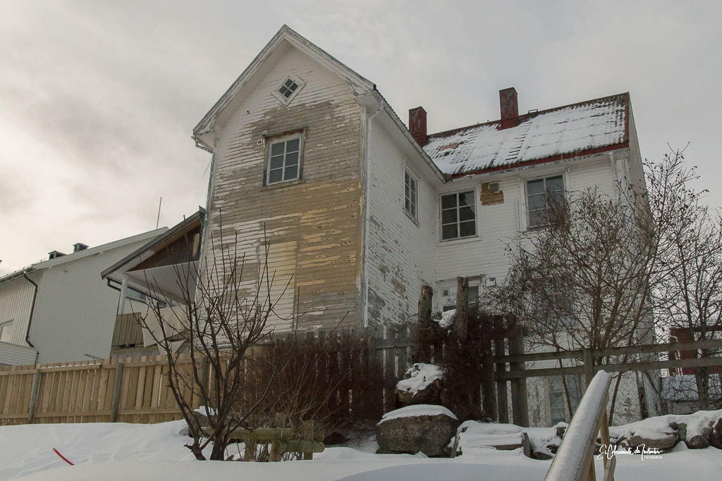 Stokmarknes una ciudad en un invierno nevado isla de Hadsel ...