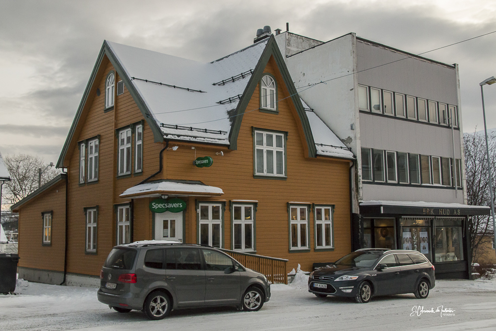 Stokmarknes una ciudad en un invierno nevado isla de Hadsel ...