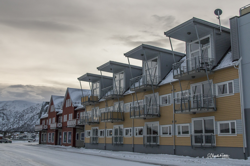 Stokmarknes una ciudad en un invierno nevado isla de Hadsel ...