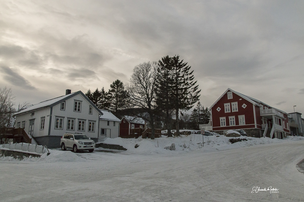 Stokmarknes una ciudad en un invierno nevado isla de Hadsel ...