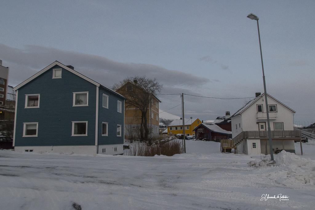 Stokmarknes una ciudad en un invierno nevado isla de Hadsel ...