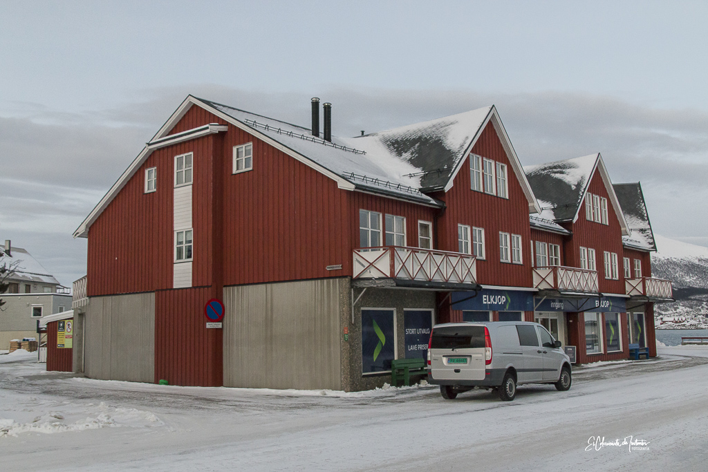 Stokmarknes una ciudad en un invierno nevado isla de Hadsel ...