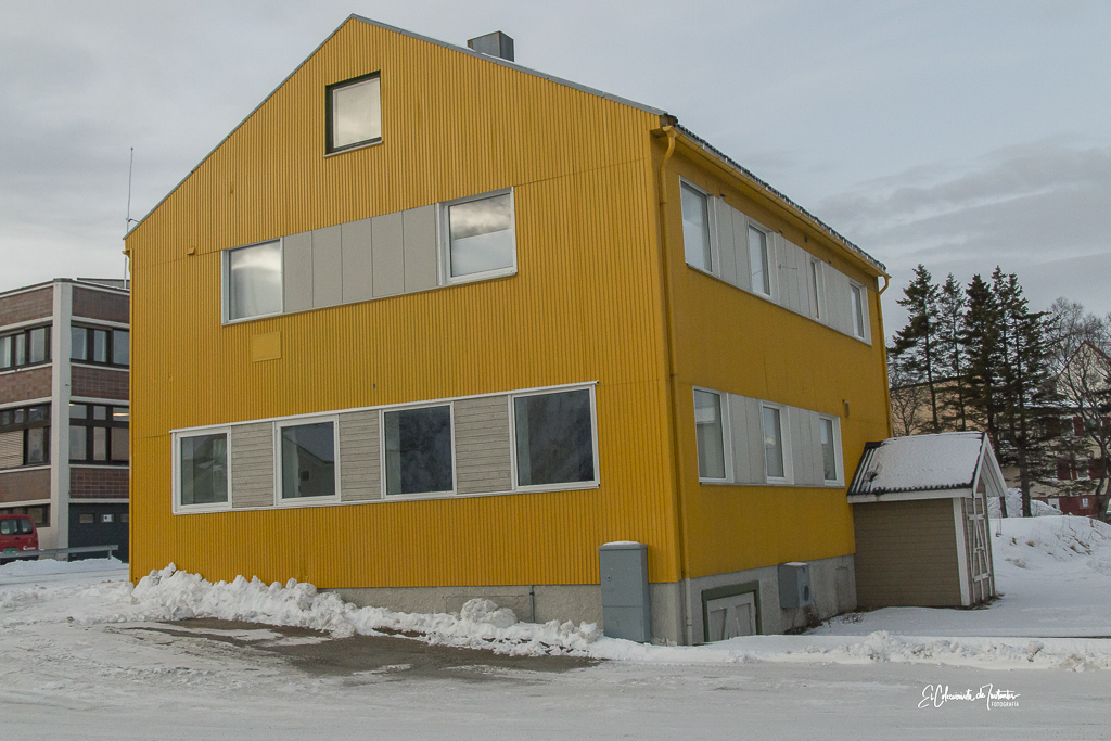 Stokmarknes una ciudad en un invierno nevado isla de Hadsel ...
