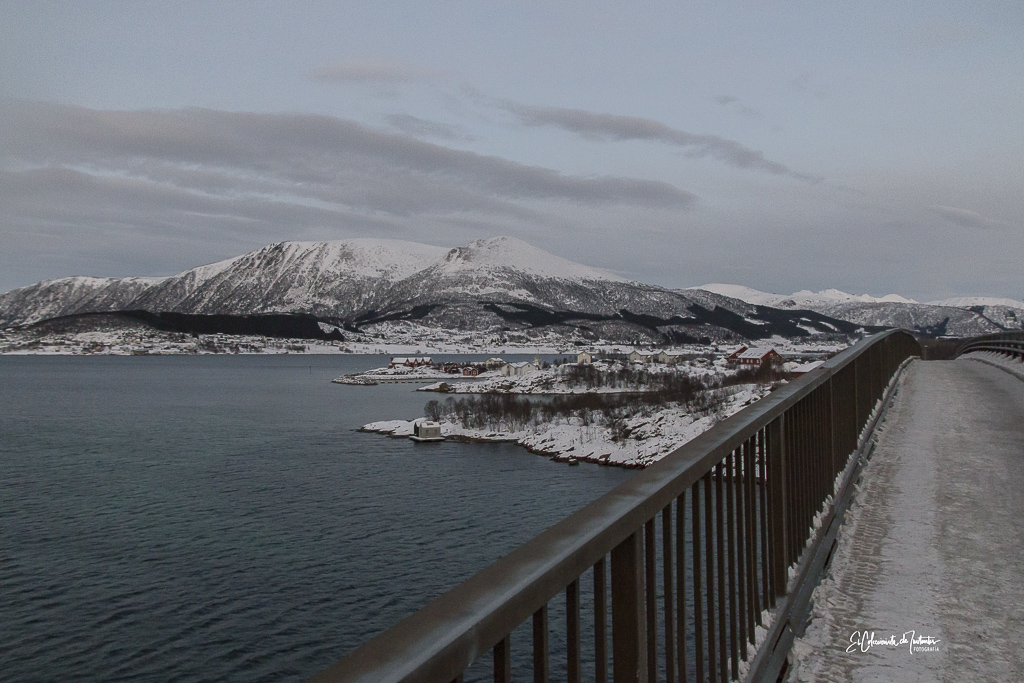 Stokmarknes una ciudad en un invierno nevado isla de Hadsel ...