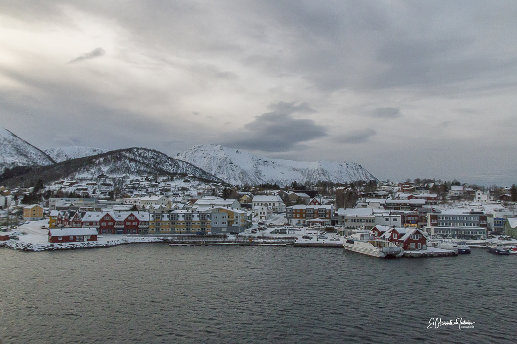 Stokmarknes una ciudad en un invierno nevado isla de Hadsel ...