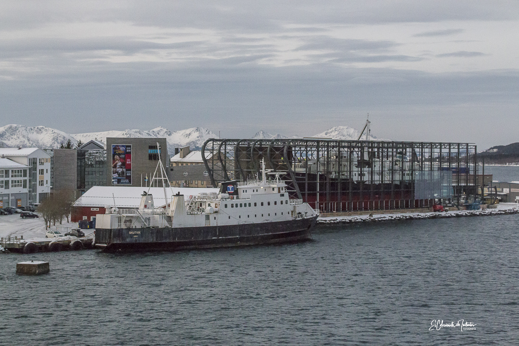 Stokmarknes una ciudad en un invierno nevado isla de Hadsel ...