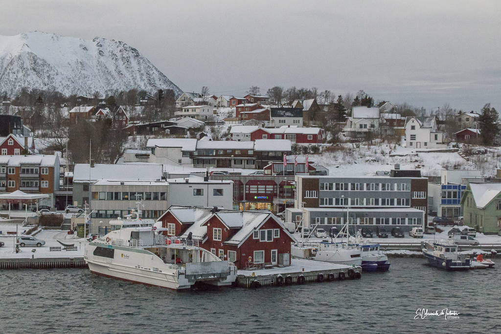 Stokmarknes una ciudad en un invierno nevado isla de Hadsel ...