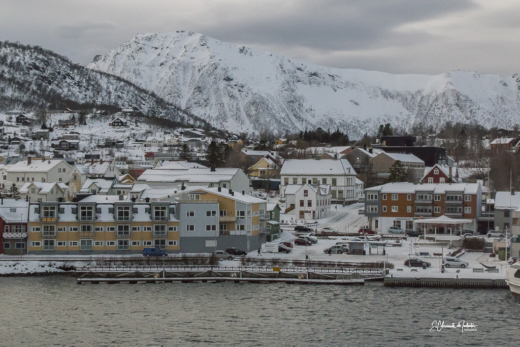 Stokmarknes una ciudad en un invierno nevado isla de Hadsel ...