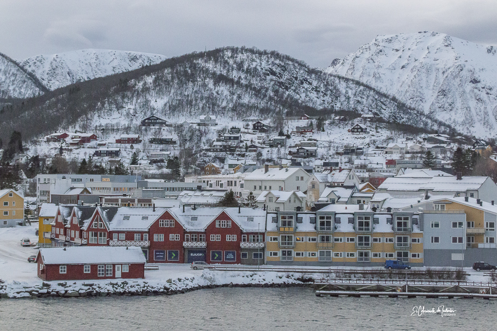 Stokmarknes una ciudad en un invierno nevado isla de Hadsel ...
