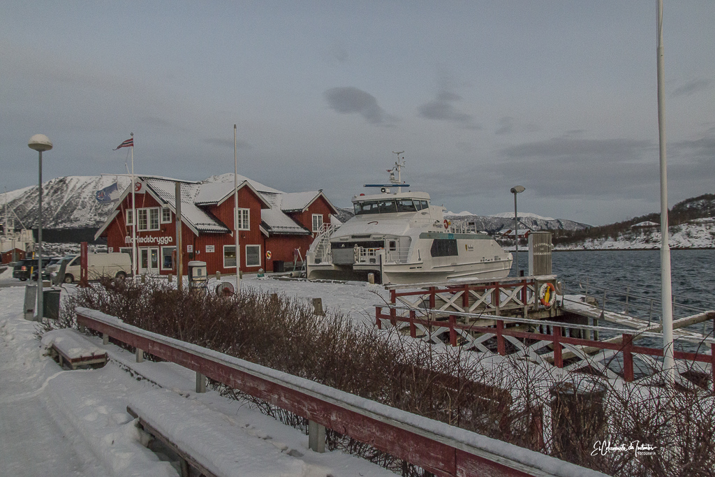 Stokmarknes una ciudad en un invierno nevado isla de Hadsel ...