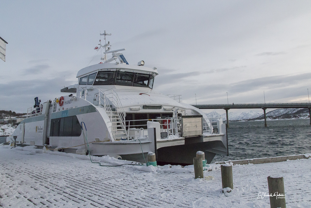 Stokmarknes una ciudad en un invierno nevado isla de Hadsel ...